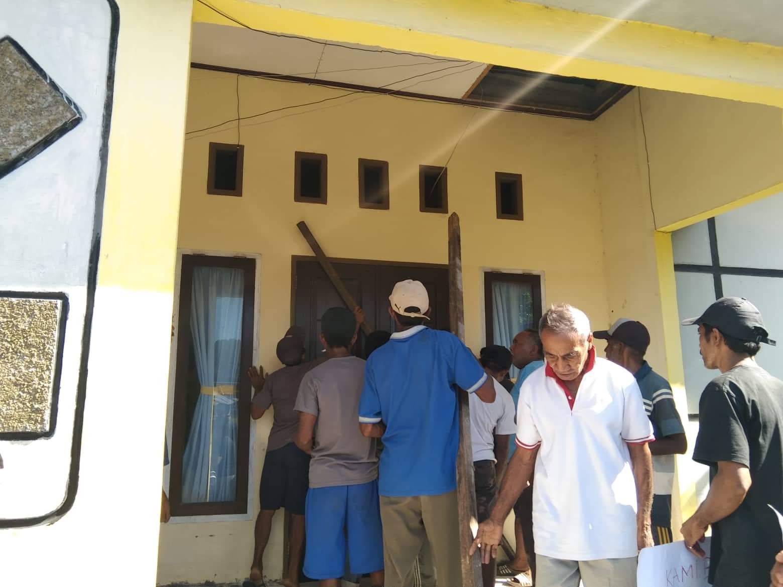 Sejumlah Masyarakat Cio Gerong dan Aliansi Peduli Masyarakat Morotai Boikot Kantor Desa - Detail ...