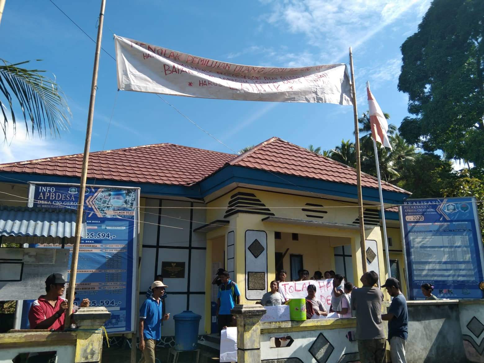 Sejumlah Masyarakat Cio Gerong dan Aliansi Peduli Masyarakat Morotai Boikot Kantor Desa - Detail ...